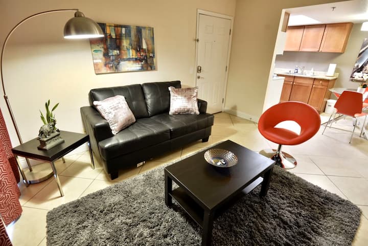 Lux 1br Condo Near Strip W/pool, Gym, And Laundry - Nevada