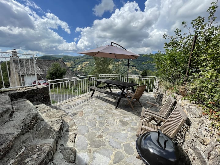 Gîte Aux Gardes - Aux Pieds Des Montagnes - Auvergne