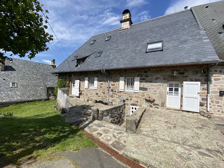 Gîte Aux Gardes - Aux Pieds Des Montagnes - Cantal