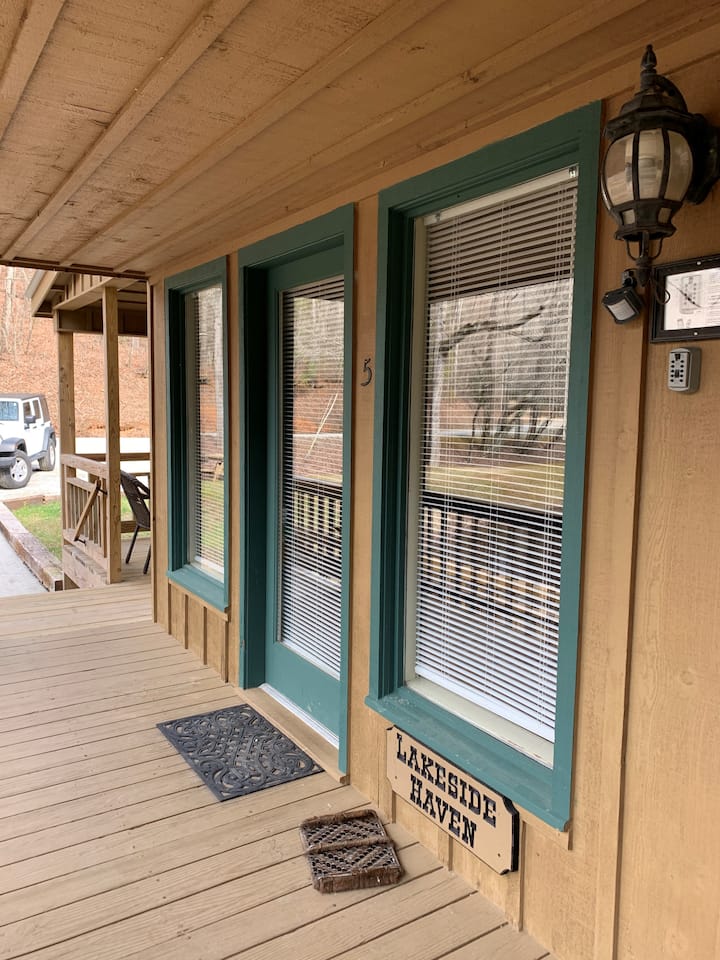 Two Queen Beds With Queen Sleeper Sofa, One Bathroom Overlooking Lake - Dillard, GA