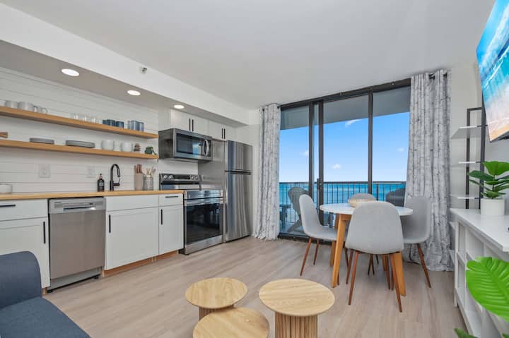 Newly Remodeled Oceanfront King, Amenities Galore! - Myrtle Beach