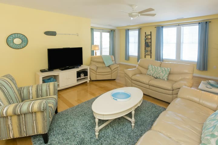Bright 2br 3rd-floor | Balcony | Pool - Virginia Beach, VA