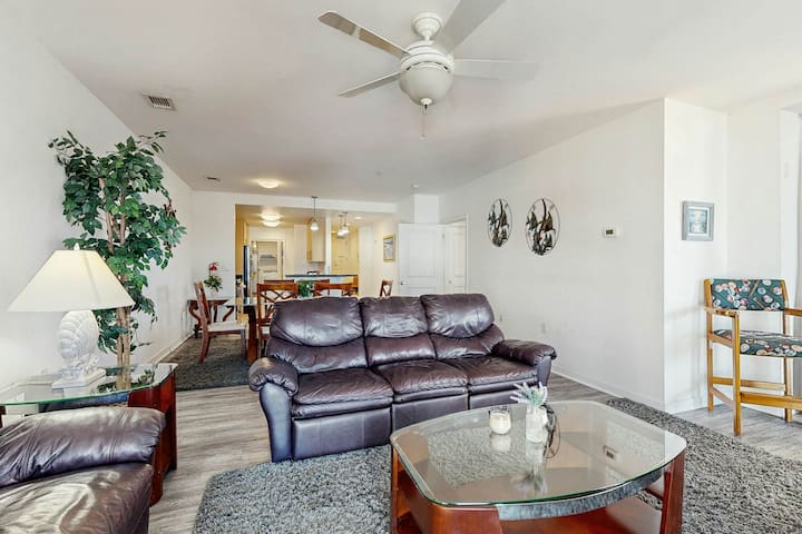 Courtyard Condo W/ 3 Pools, & 2 Fitness Centers - Virginia Beach, VA