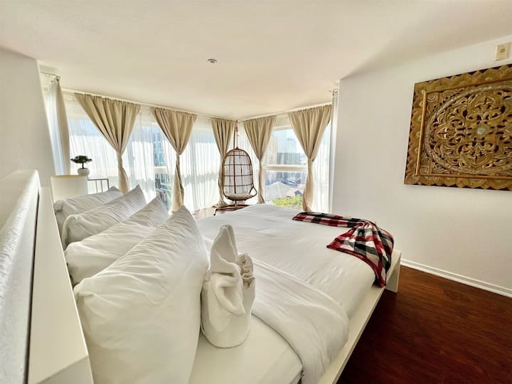 303/c Little Italy Double Balcony Loft /Parking - Coronado, CA