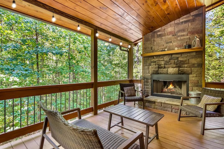 Close To Downtown! Hot Tub | Fire Pit | Game Room - Blue Ridge, GA