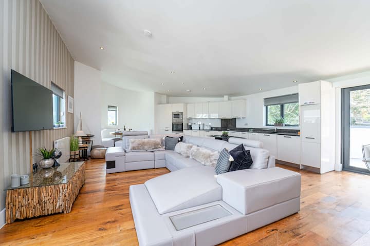 Jack’s Corner – Sleeps 4 - Parking – Sea Views - St Ives