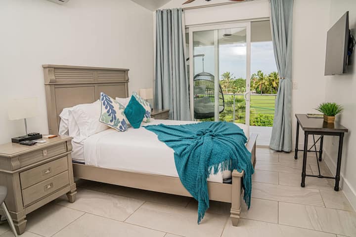 Luxe Private Pool Villa, Golf Course View, Bbq - Turks and Caicos Islands