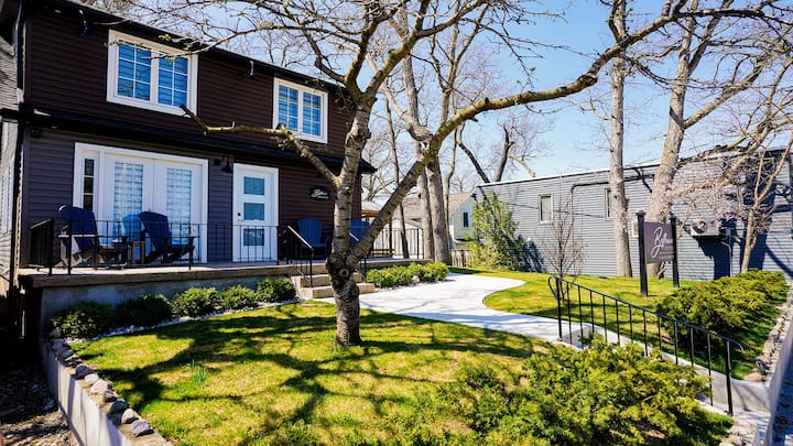 Colonial Hotel & Suites - Bellevue Chateau - Grand Bend