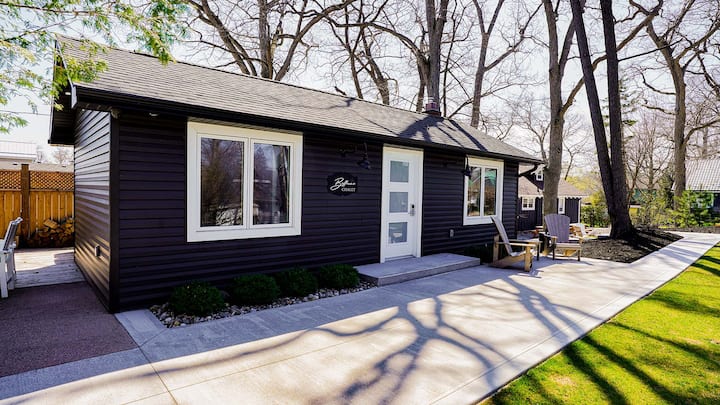 Colonial Hotel & Suites - Bellevue Chalet - Grand Bend