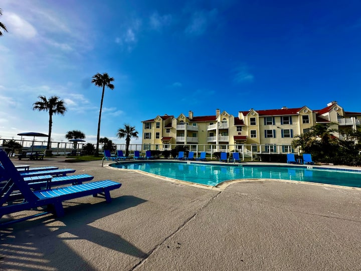 Stylish Condo W/pool And Walking Distance To - Corpus Christi
