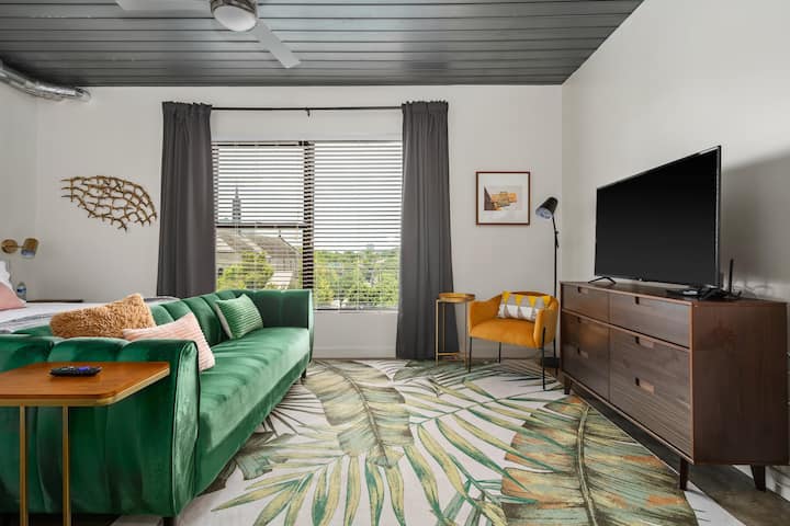 Lodgeur | Enchanting & Fun Studio Loft | Midtown - South Park - Houston