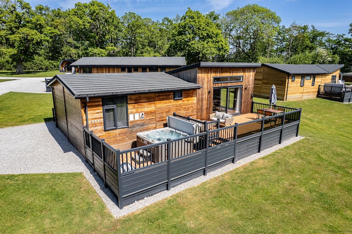 Hawthorn Lodge | Sleeps 4 - Hot Tub, Dog Friendly - Malton