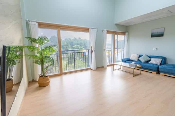 아름다운한라산과 제주의 바다 객실, A4)로얄 (랜덤배정) - Jeju