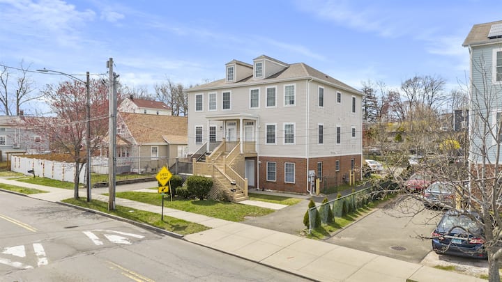 Gorgeous Waterfront 2 Bedroom 1 Bath Modern Home. - New Haven, CT