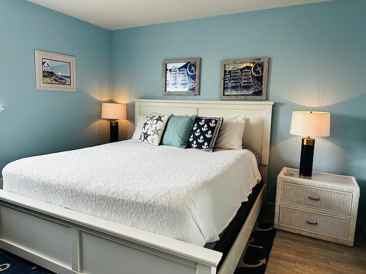 Condo W/pool, Sleeps 8, Across Street From Beach! - Corpus Christi, TX