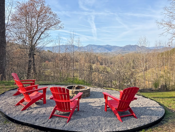 Modern Mountain Hot Tub Getaway - Cherokee, NC