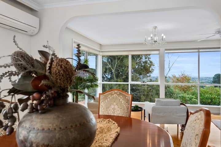 Warm Stylish 3 Bed 2 Bath In Berwick Hills - Beaconsfield, Australia