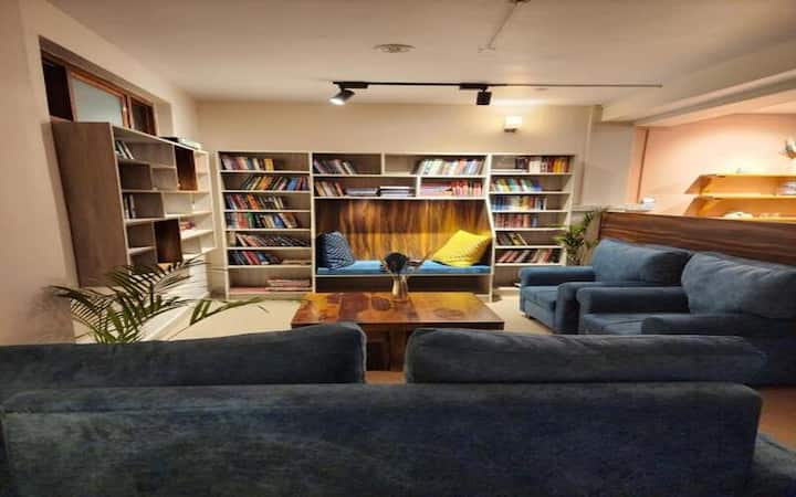 Deluxe Room With Balcony | The Birdhouse Villa - 比爾