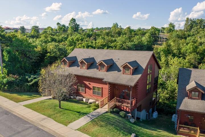 Spacious Family Retreat 2 Minutes To 76 Ctry Blvd! - Branson, MO