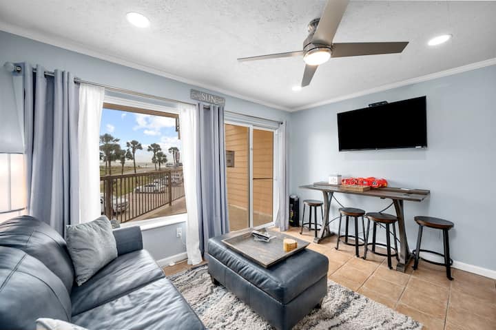 New Heated Pool & Hot Tub! Outstanding King Bed! - Tiki Island, TX