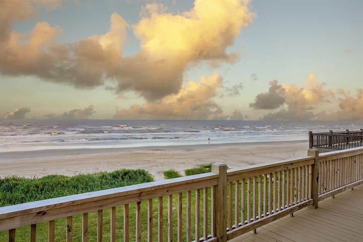 Beachfront! Sleeps 20!arcades*foosball*bighottub! - Crystal Beach, TX