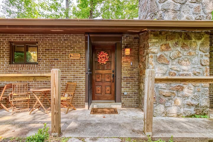 Autumn Escape 2 King Bedroom Cabin + Hot Tub - Gatlinburg, TN
