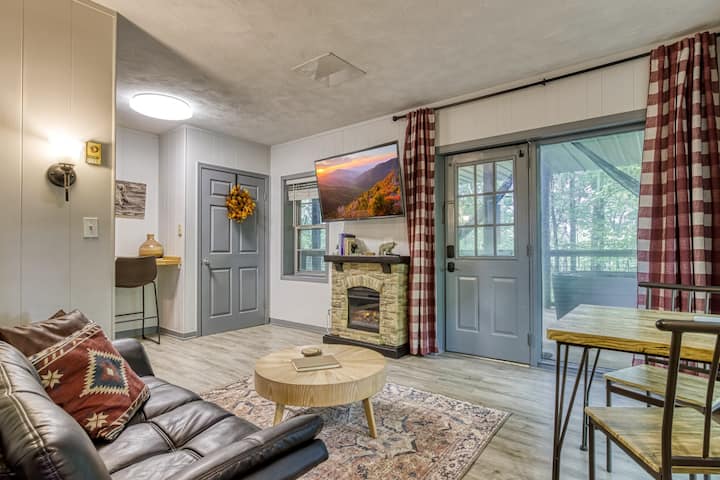 Bear Theme Suite With King Bed And Private Hot Tub - Gatlinburg, TN