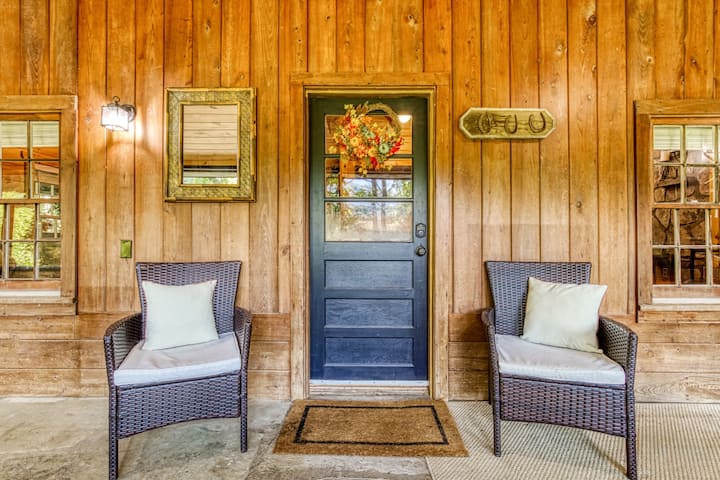 Autumn Romance 1 Bedroom Cabin + Hot Tub - Gatlinburg, TN