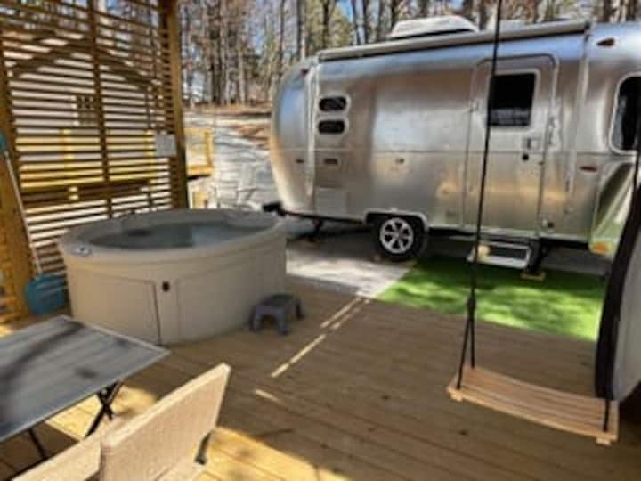 Airstream Bambi With Hot Tub And Outdoor Kitchen - Beaver Lake, AR