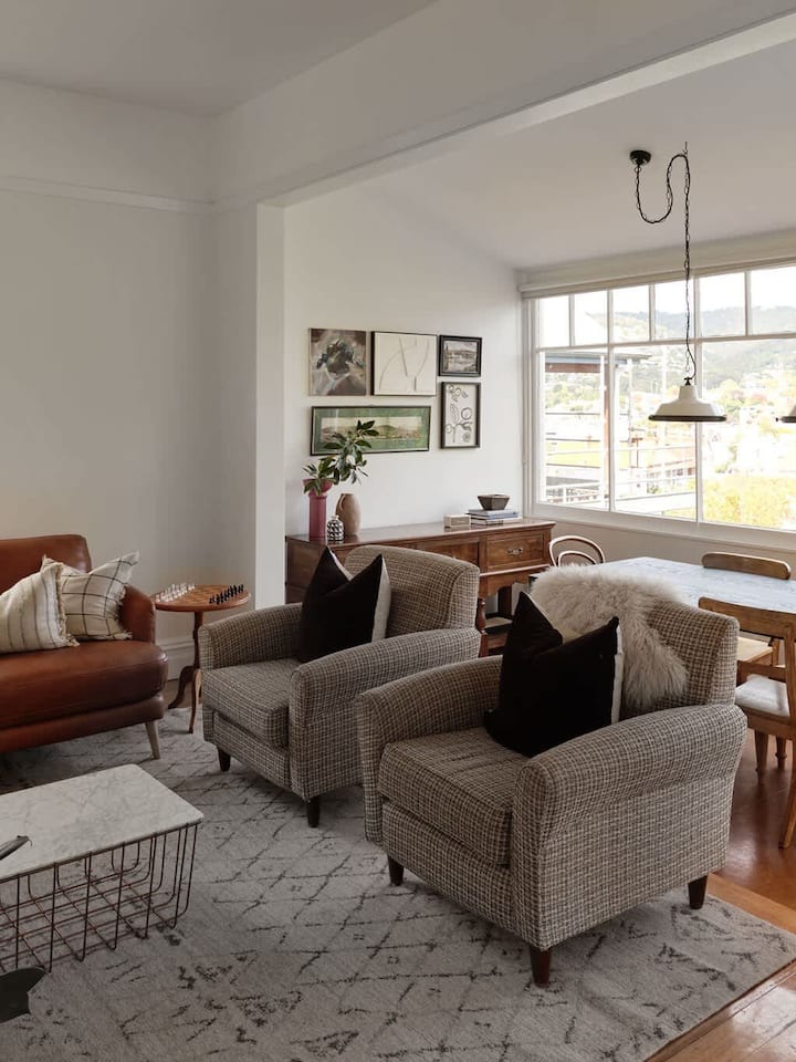 Sunny, Spacious Three Bedroom Apartment With Views - Hobart