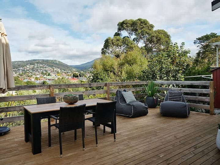 Cosy, Central Apartment With Large Sunny Deck - Hobart