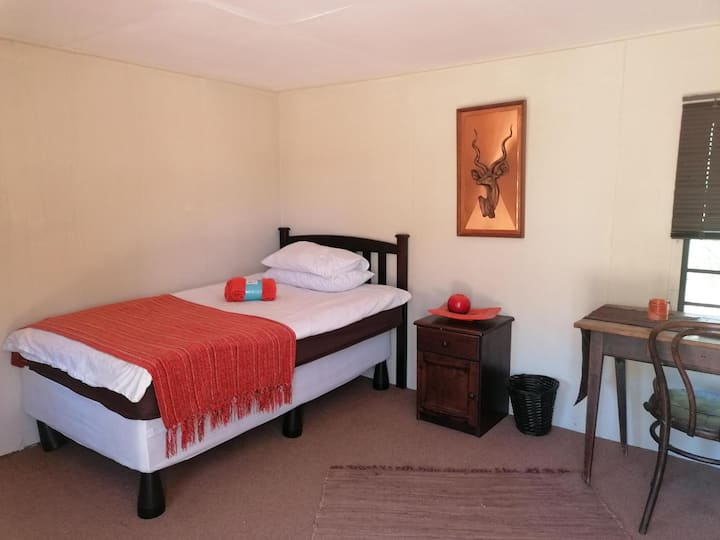 The Joint Backpackers - St. James Family Bungalow - Oudtshoorn