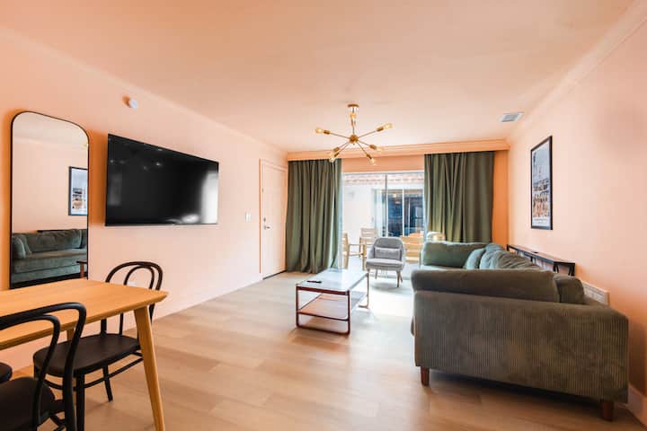 Renovated 2025 - Retro Beach Oasis With Color Pop - Clearwater Beach, FL