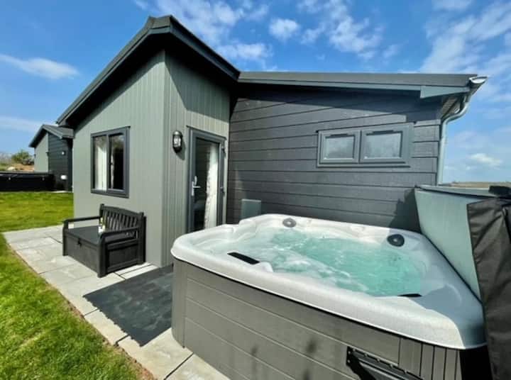 *Luxury Holiday Home With Hot Tub Close To Beach* - テンビー