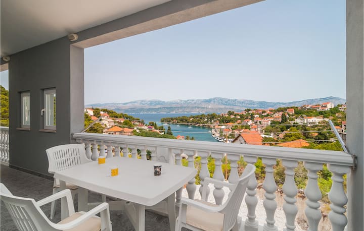 Amazing Apartment In Supetar-splitska - Supetar