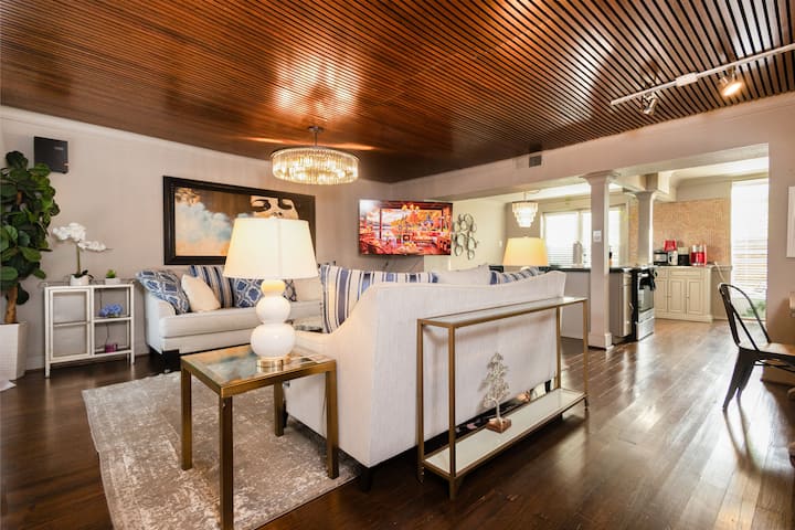 Spacious Dallas 2br Condo + Resort-style Pool - Garland, TX