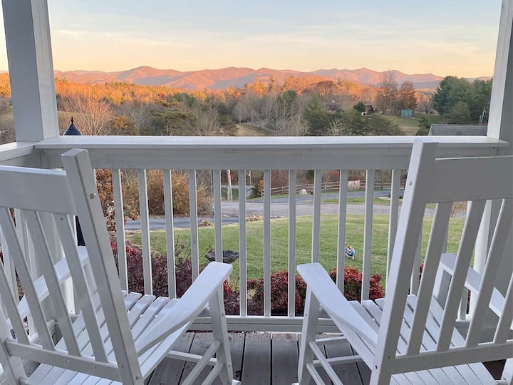 Mountain Views, Hot Tub + No Airbnb Service Fee - Weaverville, NC
