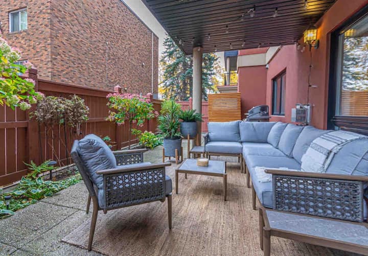 Secluded Oasis: Ac & Private Patio & Ug Parking - Edmonton