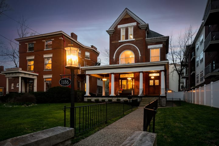 Stay On Broadway - Sleeps 10, Hot Tub, Walkable! - Sapporo