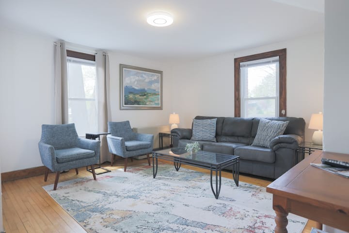 Charming Downtown 2br • Walk To Church St & Water - Burlington, VT