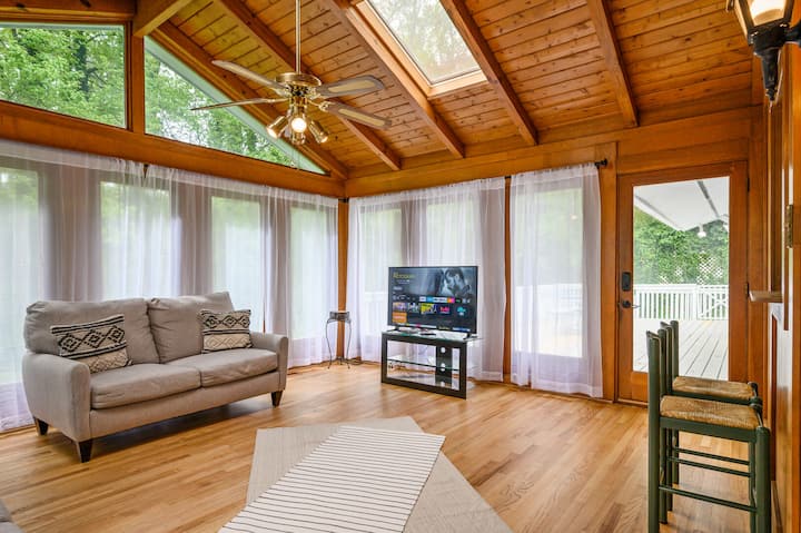 Enjoy This Roomy Cabin Style 5br With A Pool Table - Marietta, GA