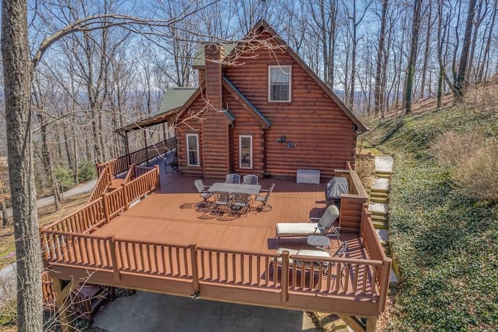 Scenic Mountain Comfort: 4br Family Getaway - Saluda, NC