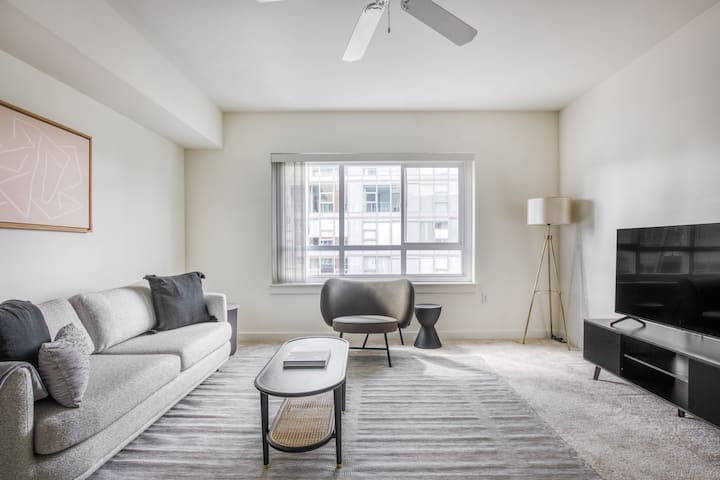Trendy Downtown Bellevue 1br W/ W/d & Storage, Near Shops, By Blueground - Bellevue, WA