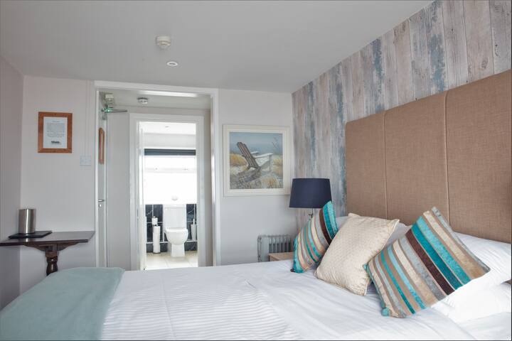 King Ensuite With Shower And Sea View At The Two L - Sheringham