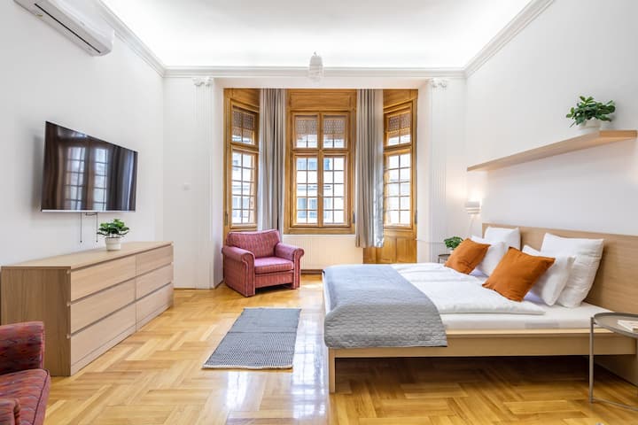 Large Comfy, Central Apartment - Budapest