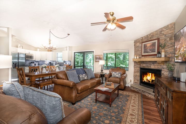 11 Beds*sleeps 14*near Dollywood/pkwy* Hot Tub! - Pigeon Forge, TN