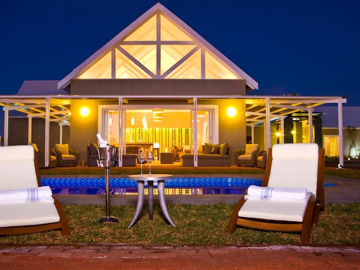Africa Safari Lodge | Deluxe Family Room - 나미비아