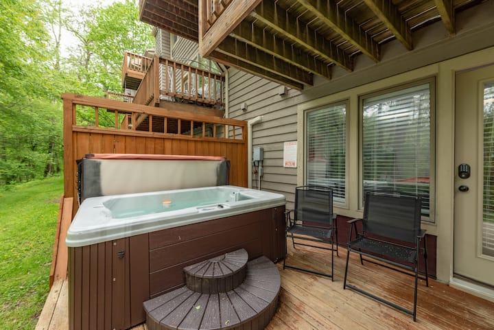 Dog Friendly Townhome W/ Hot Tub & Game Room - Deep Creek Lake, MD
