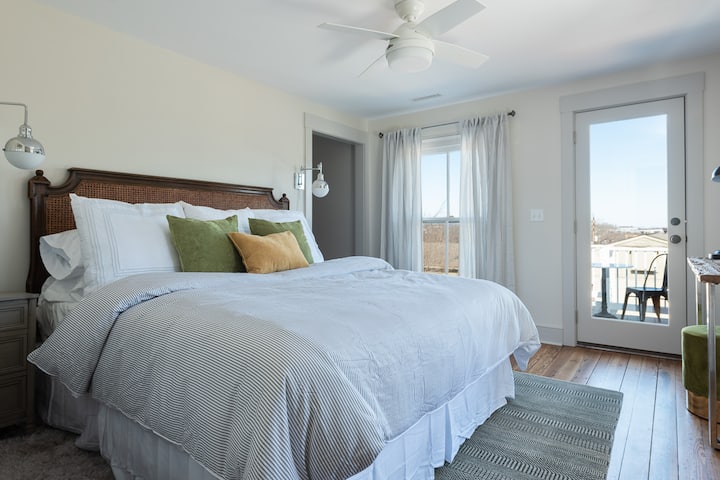 Service Station Apartment | King Bed + Balcony! - Charlottesville, VA