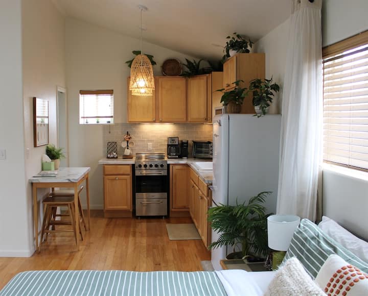 Chic Gj Downtown Boho Studio: Romantic And Central - Grand Junction, CO